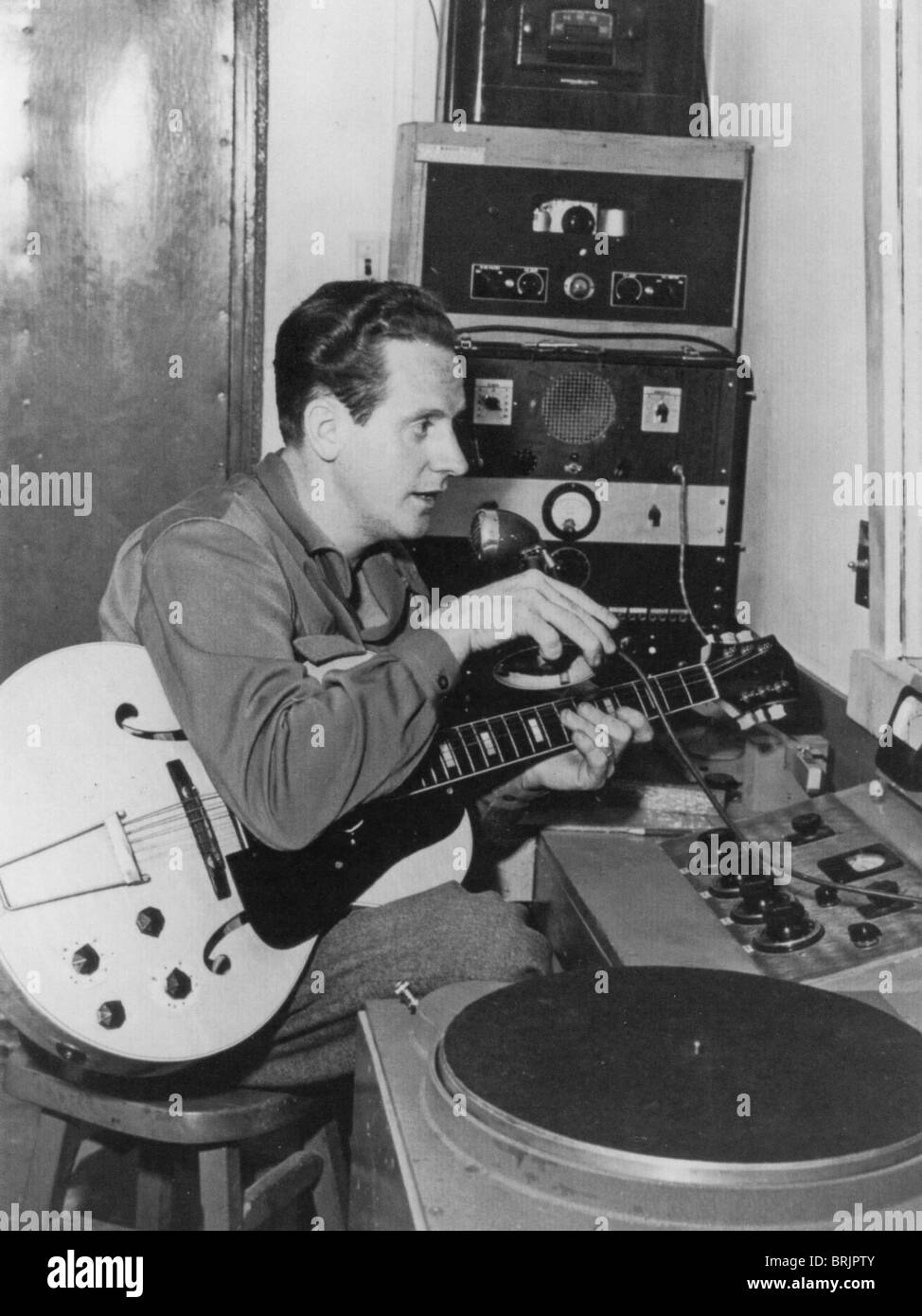 LES PAUL (1915-2009) US musician in a recording studio about 1950 Stock ...