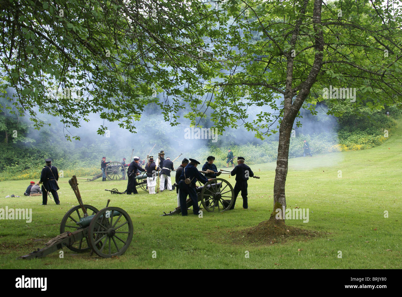 Civil war cannon explosion hi-res stock photography and images - Alamy