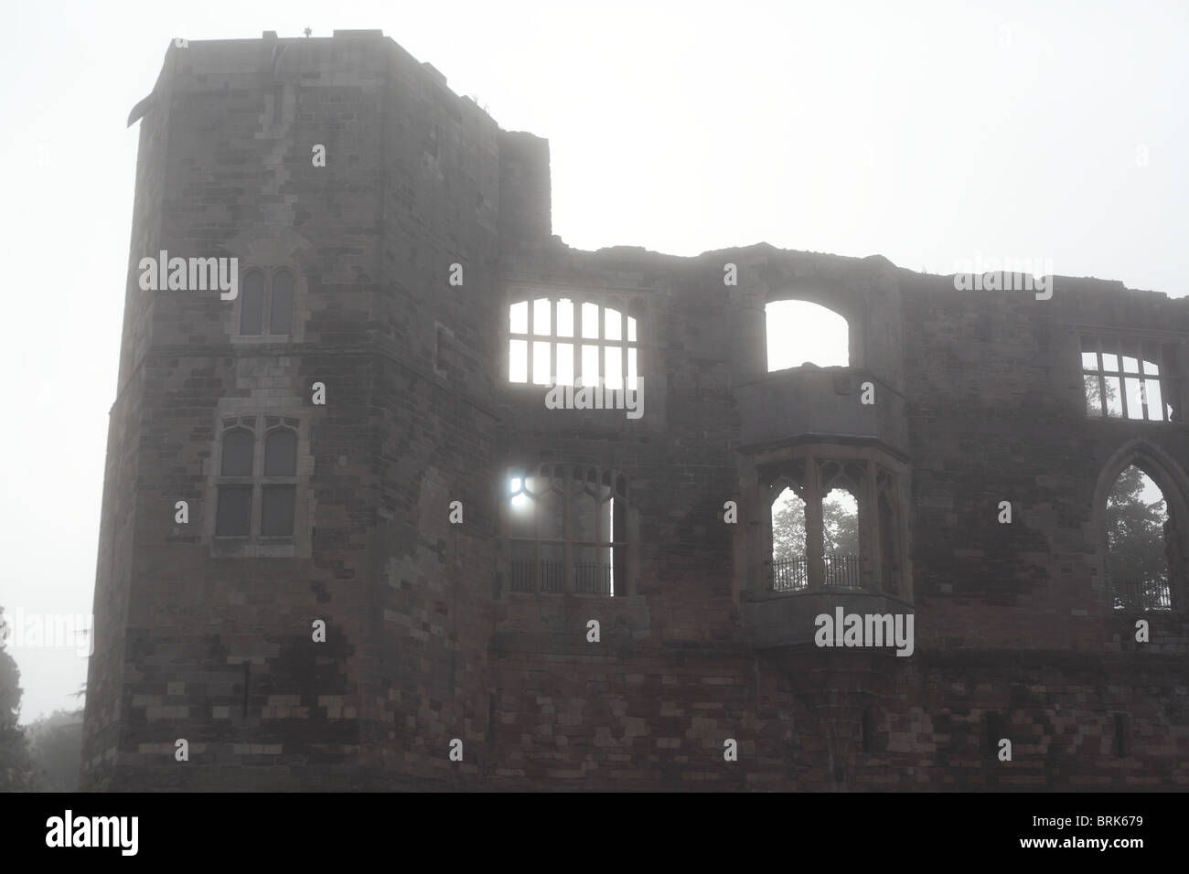 newark castle mist fog Stock Photo - Alamy
