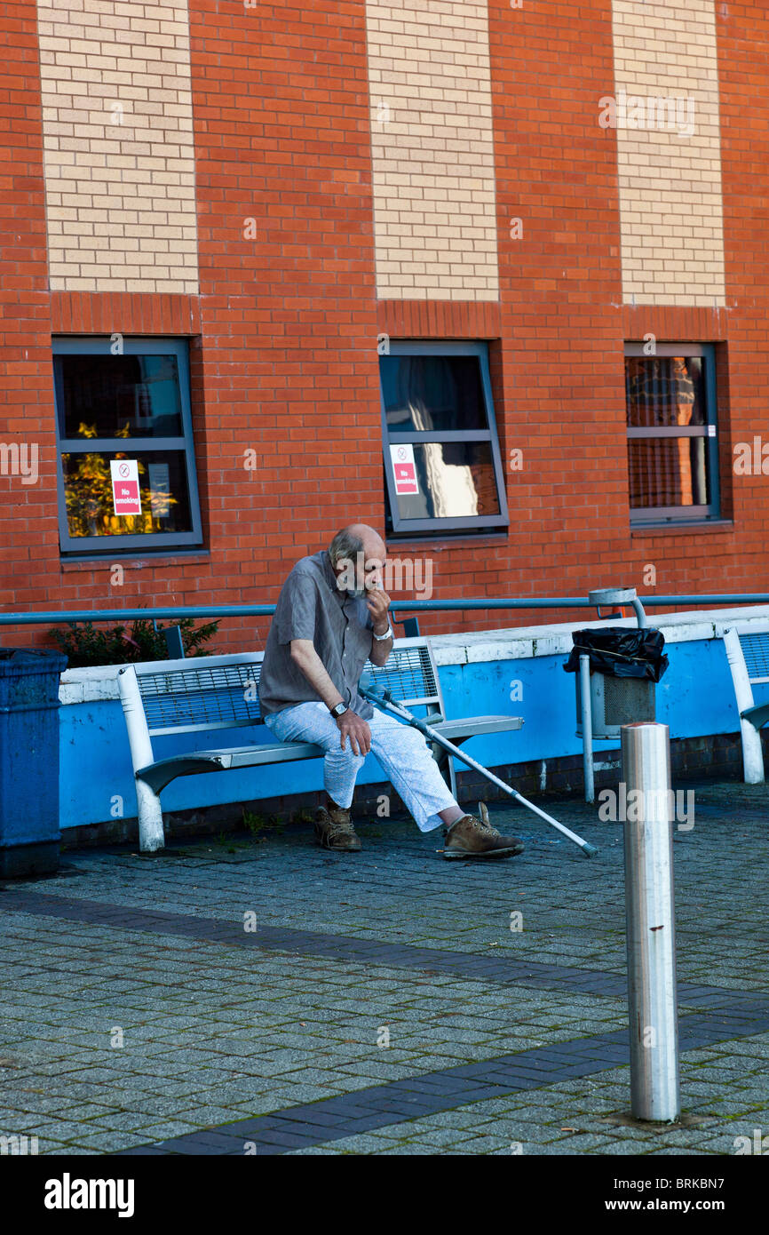 Patient pyjamas outside hospital hi-res stock photography and images ...