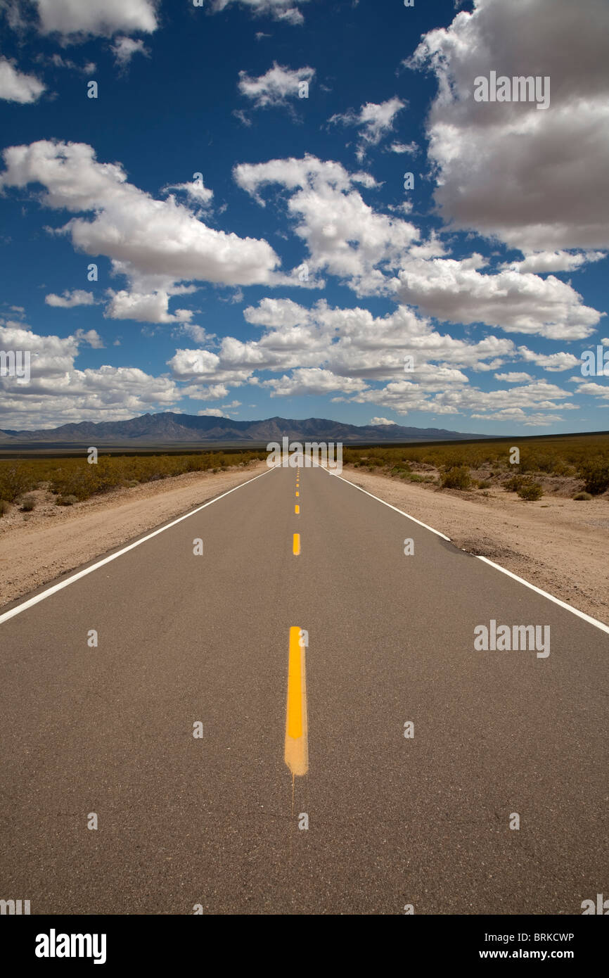 Deserted road hi-res stock photography and images - Alamy