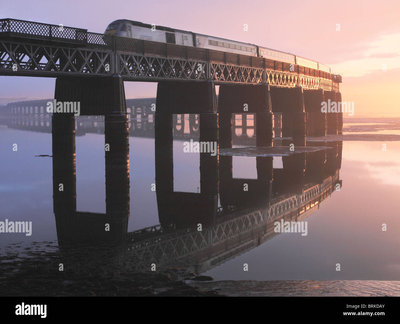 train on tay railway bridge Stock Photo - Alamy