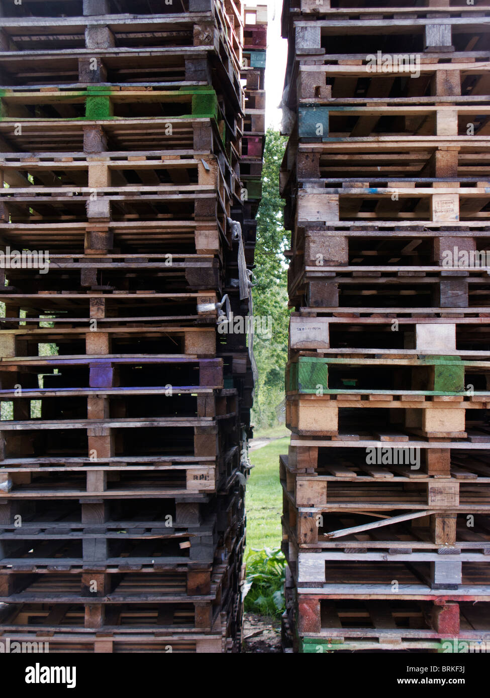 wooden pallets stack up ready to use Stock Photo - Alamy