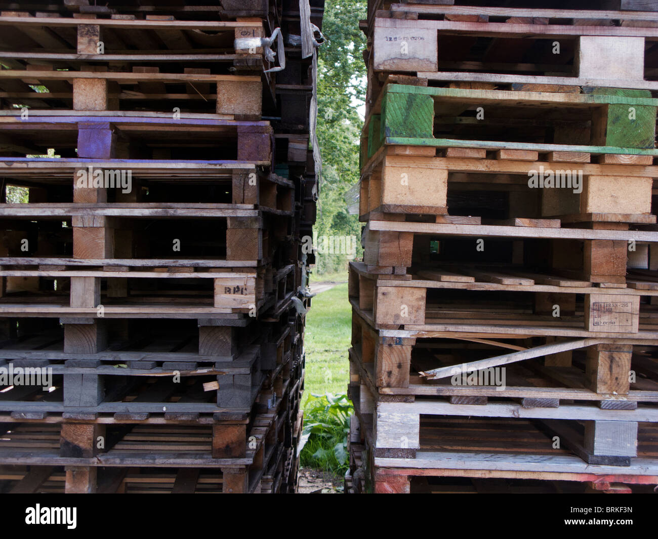 wooden pallets stack up ready to use Stock Photo - Alamy