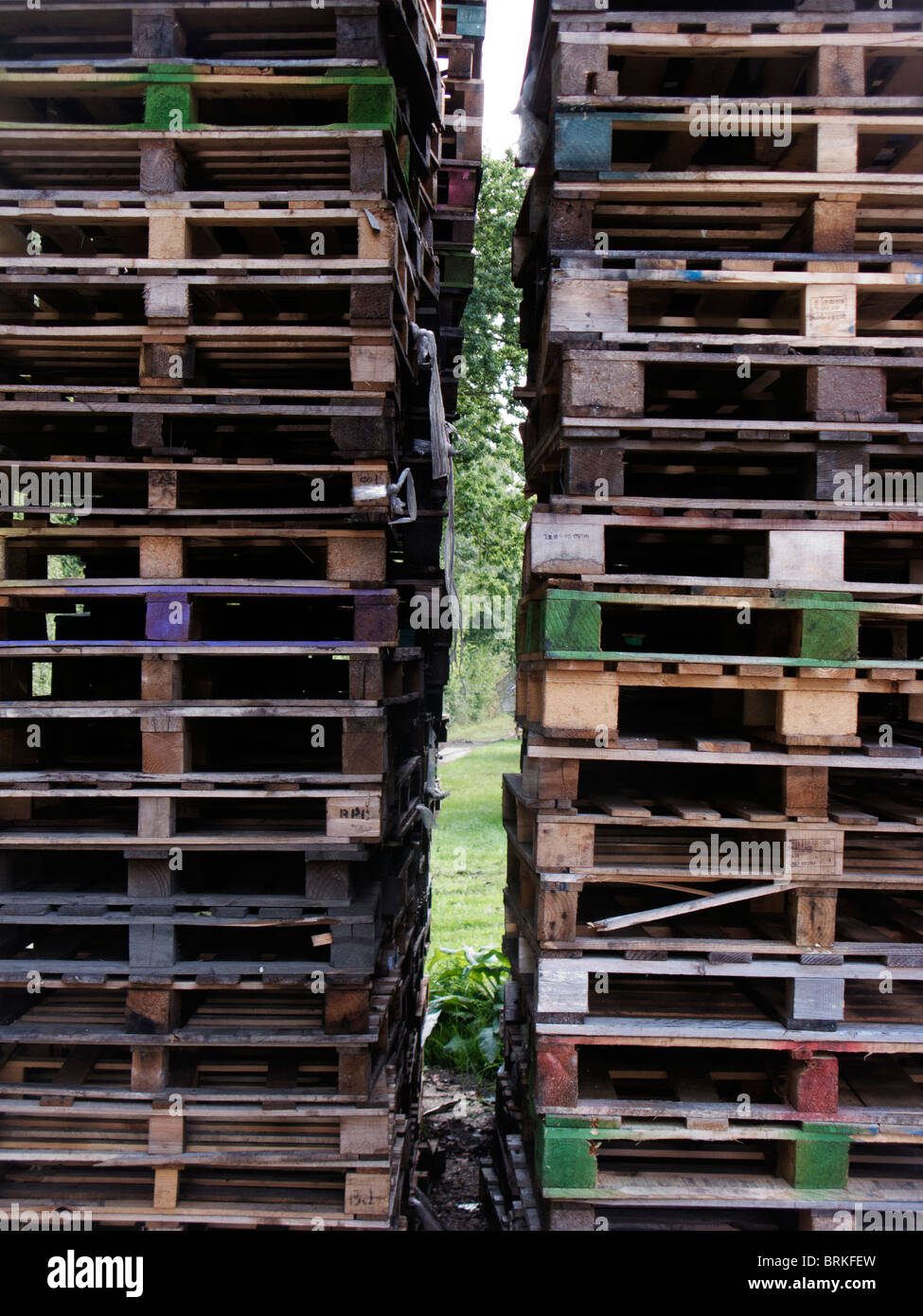 wooden pallets stack up ready to use Stock Photo - Alamy
