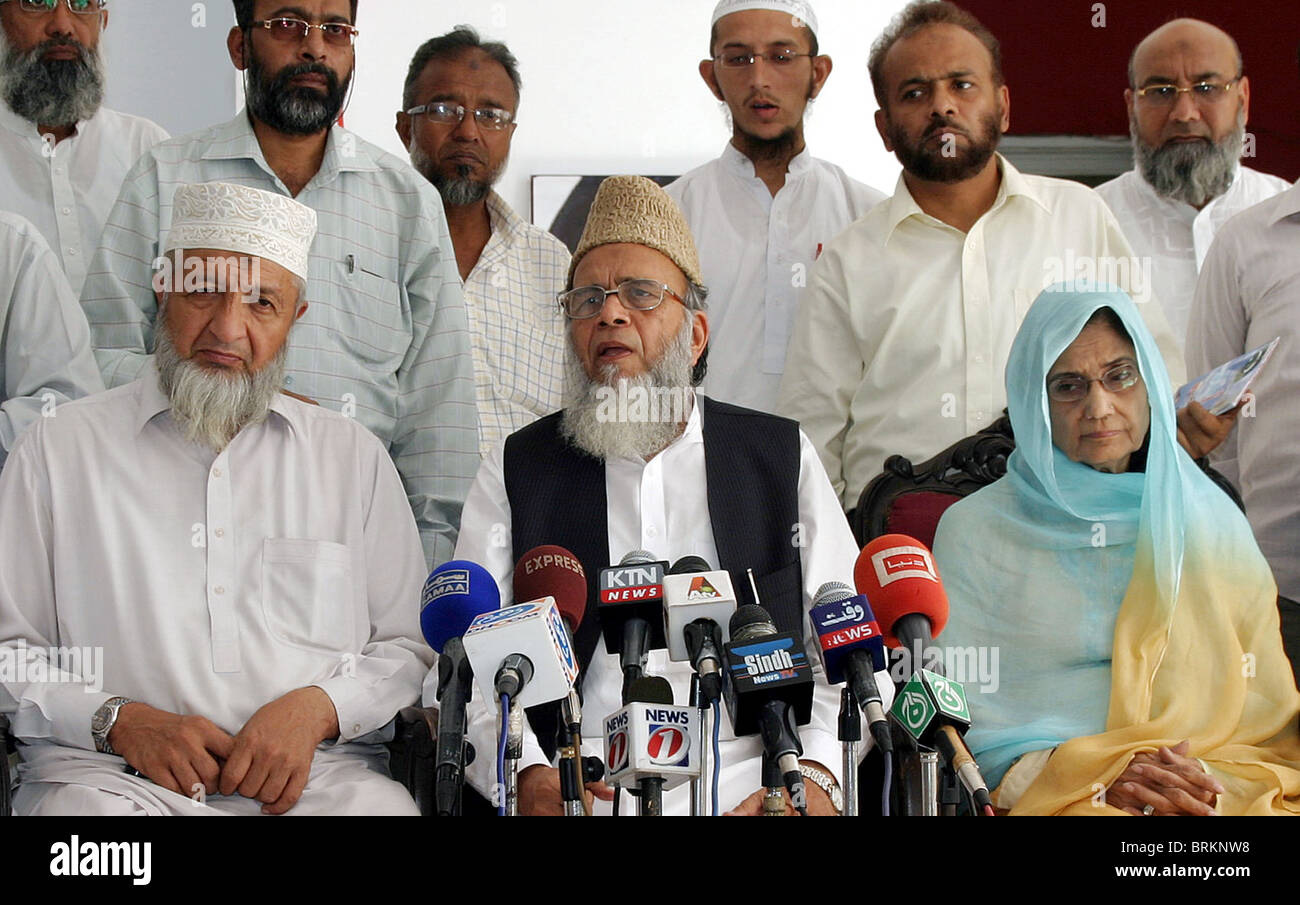 Jamat-e-Islami (JI) Ameer, Syed Munawar Hassan along with Ismat ...