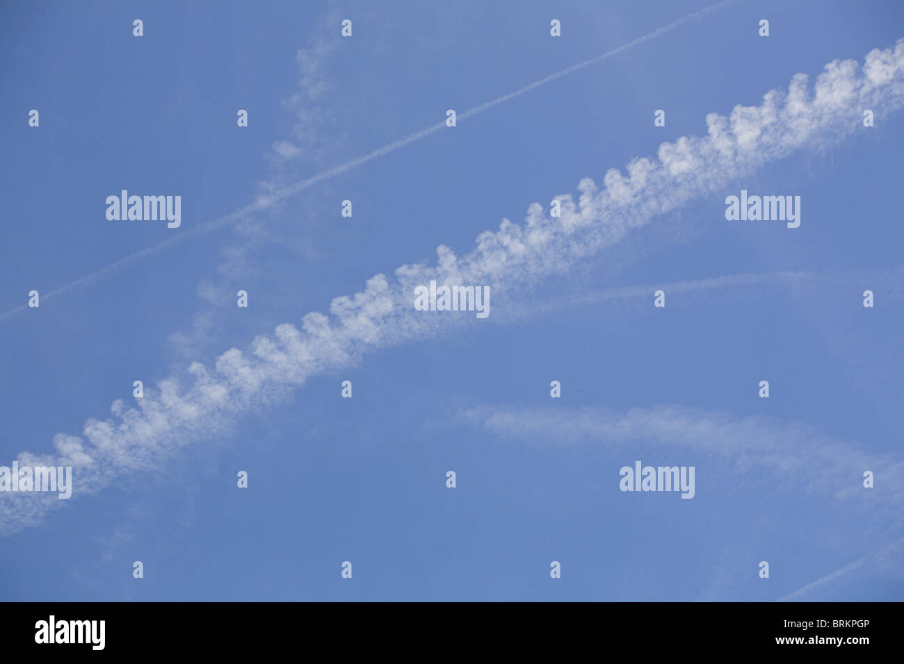 Contrail hi-res stock photography and images - Alamy