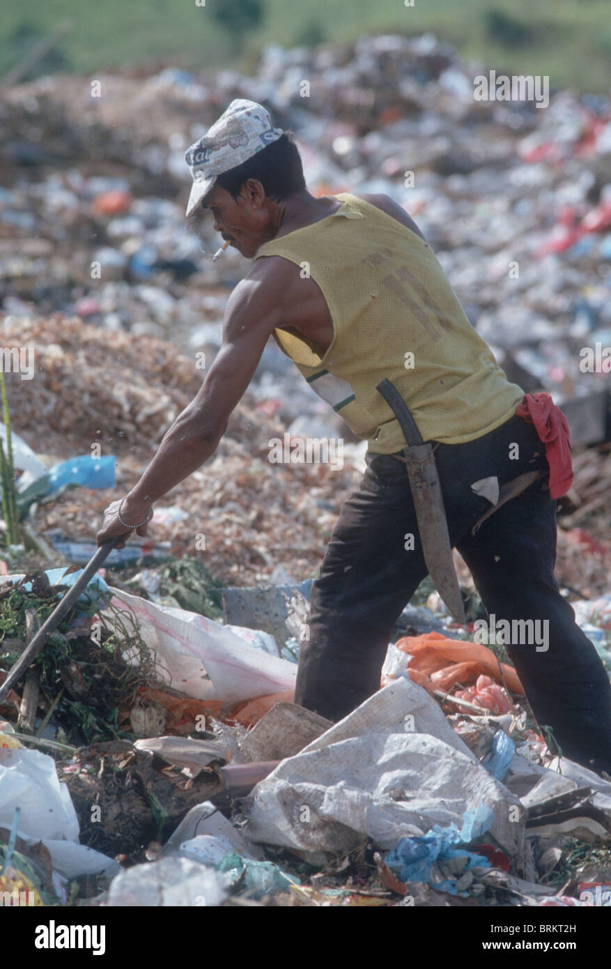 PHILIPPINES MAN SCAVENGING AT RUBBISH DUMP. MINDANAO Stock Photo - Alamy
