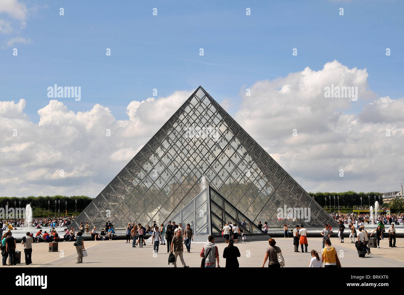 Pyramid of louvre hi-res stock photography and images - Alamy