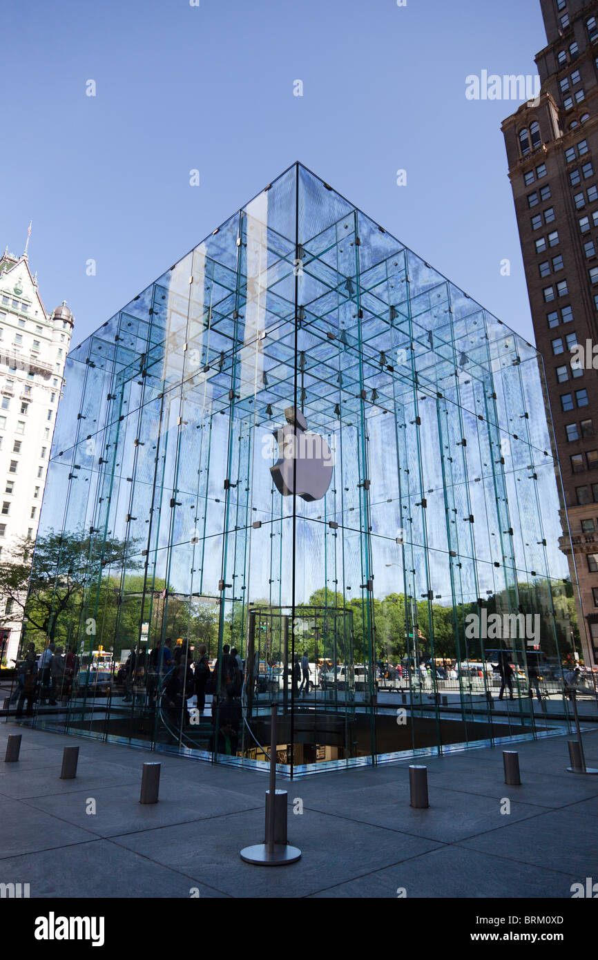 The glass Apple Cube on 5th Avenue, New York Stock Photo - Alamy