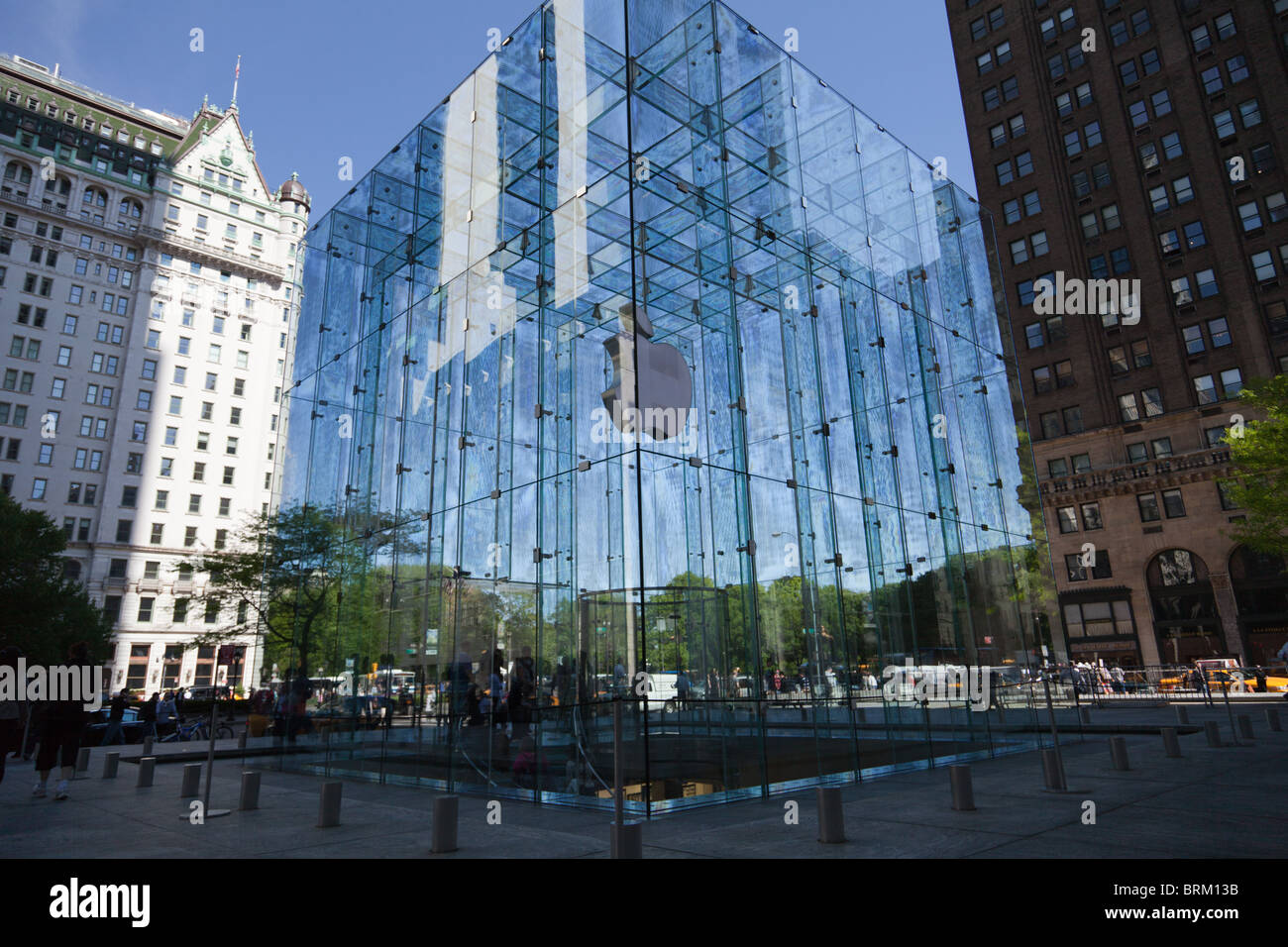 The glass Apple Cube on 5th Avenue, New York Stock Photo - Alamy