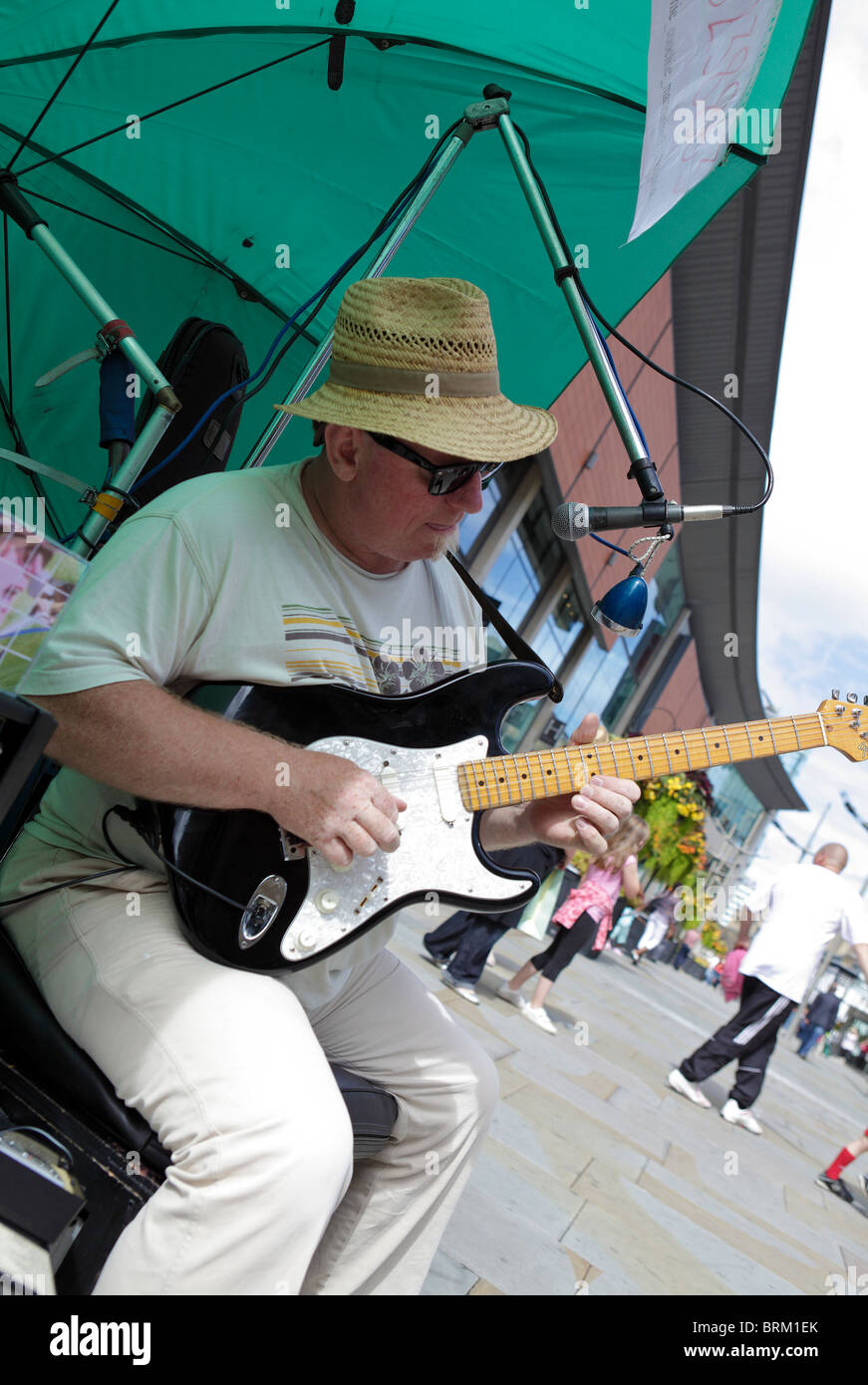 Busking manchester hi-res stock photography and images - Alamy