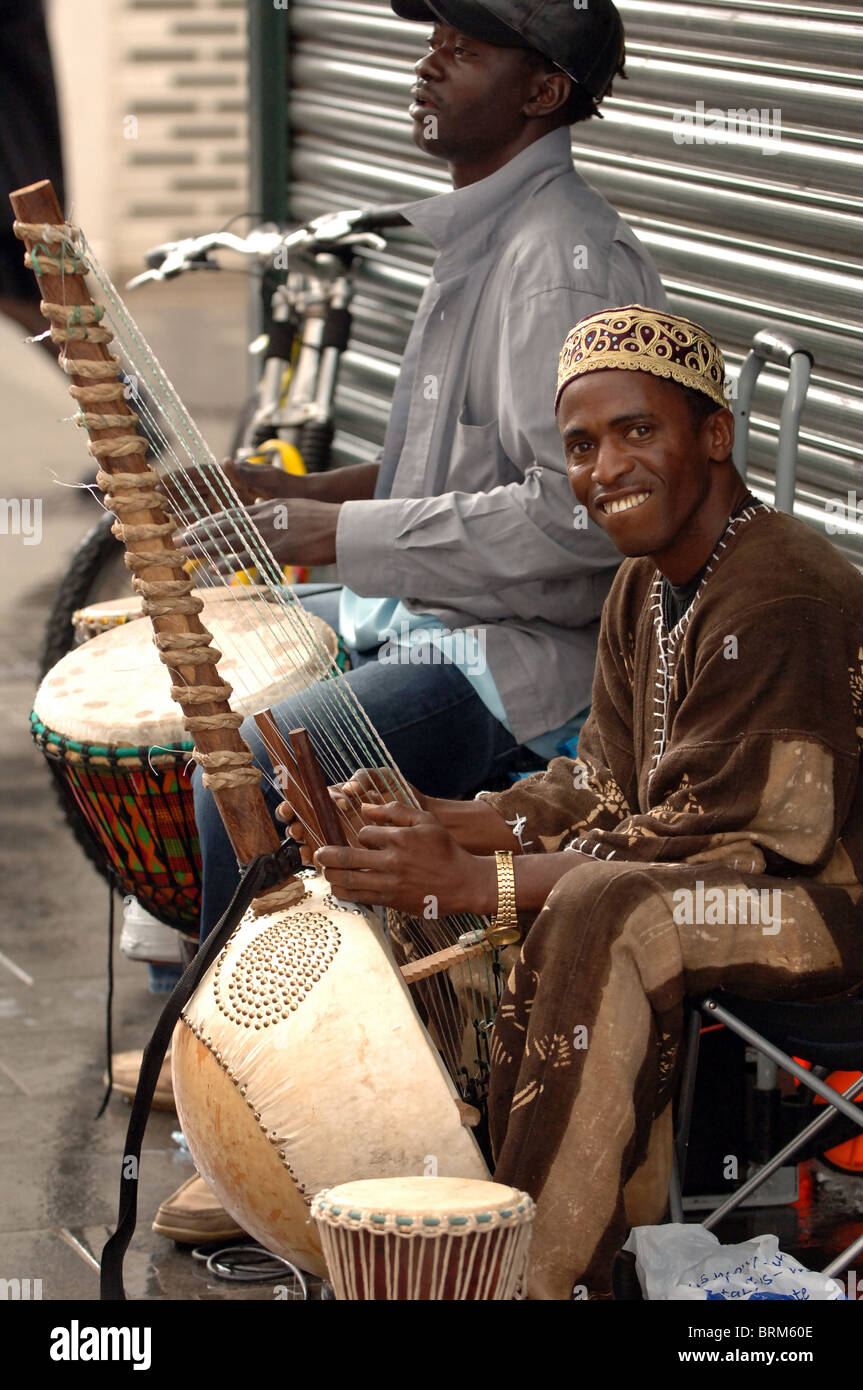 Street entertainers hi-res stock photography and images - Alamy