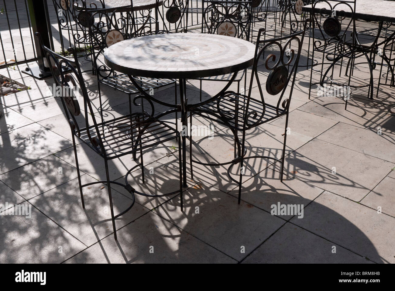 Empty restaurant table in Abingdon, Oxfordshire Stock Photo - Alamy