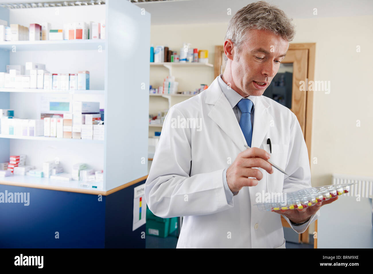 Pharmacist counting pills Stock Photo - Alamy