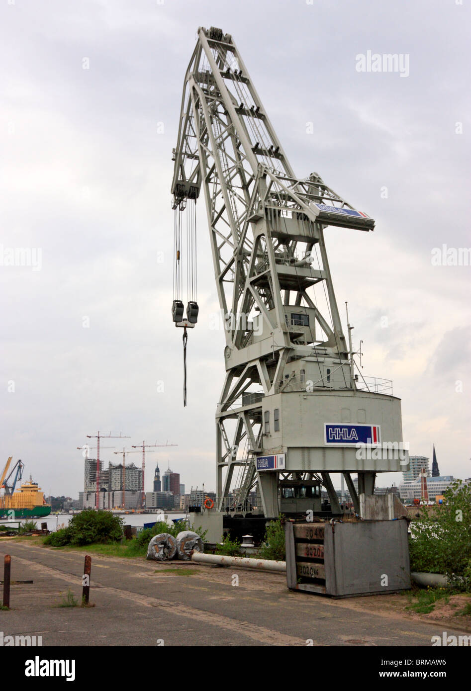 Floating heavy lift crane at the pier Stock Photo - Alamy