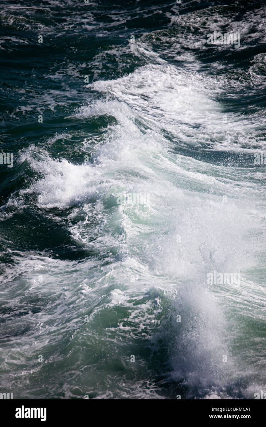 Spray from breaking wave Stock Photo - Alamy