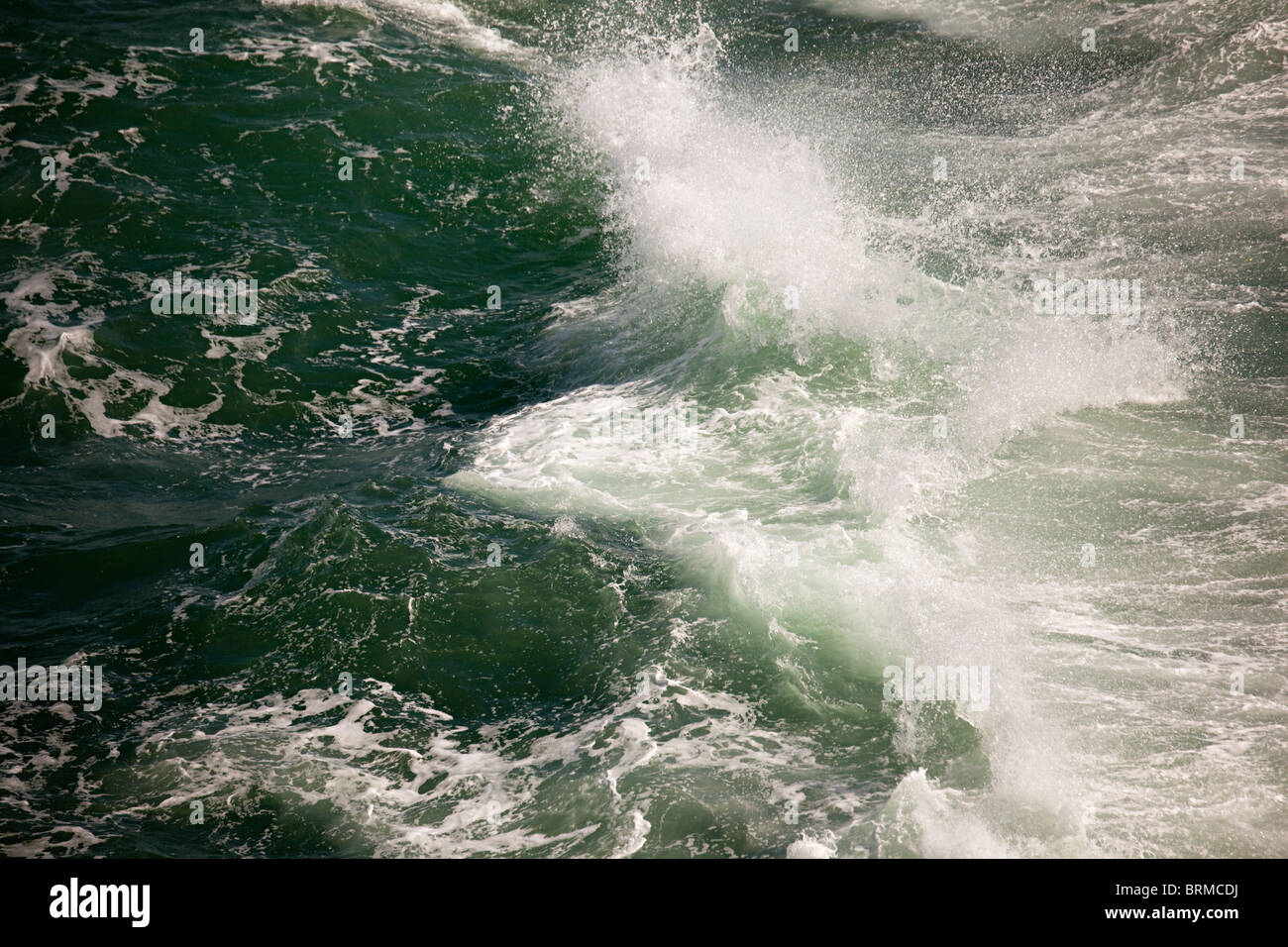 Spray from breaking wave Stock Photo - Alamy