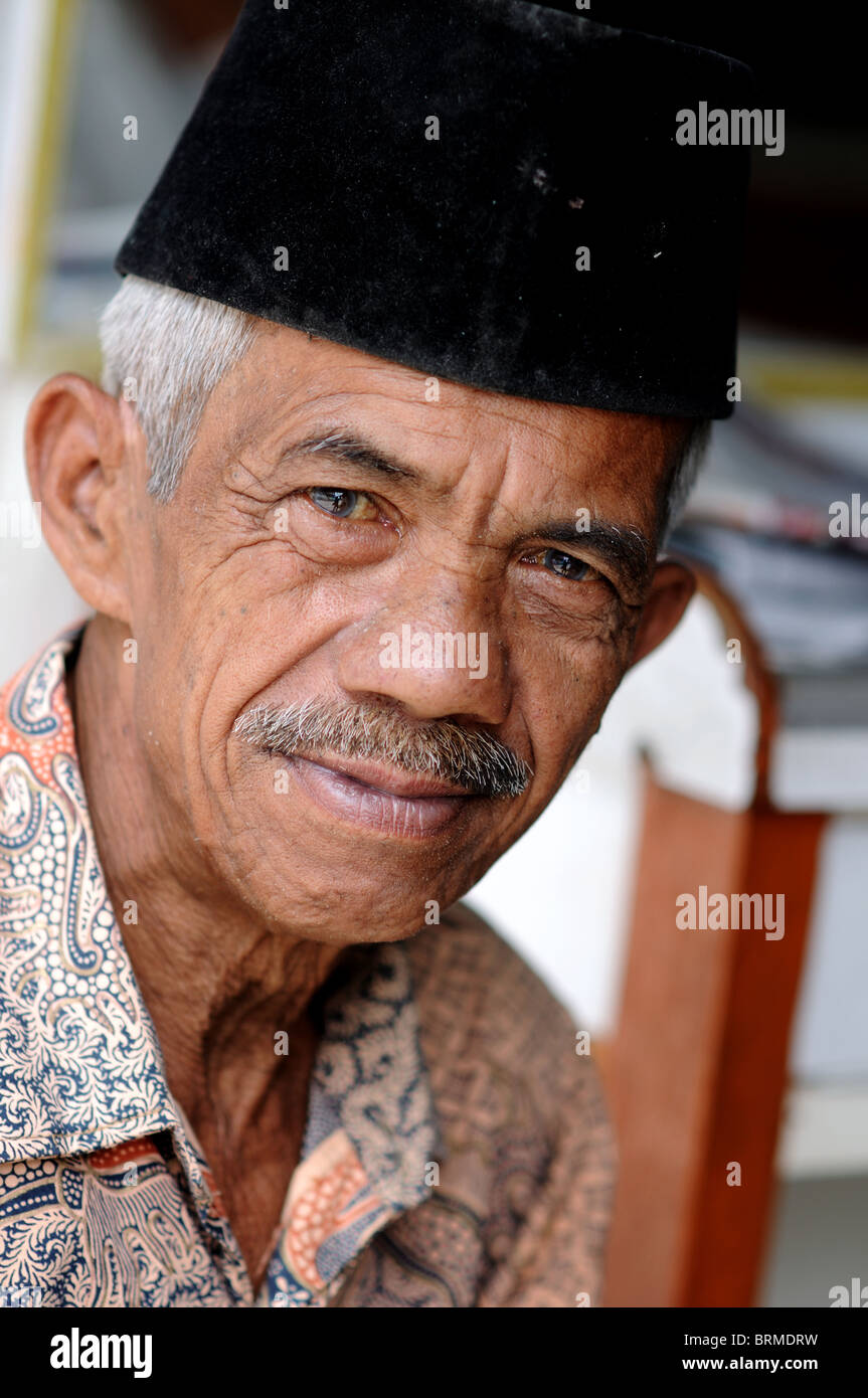 Kufi man hi-res stock photography and images - Alamy