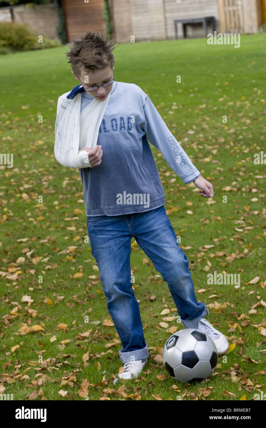 Child broken arm in sling hi-res stock photography and images - Alamy