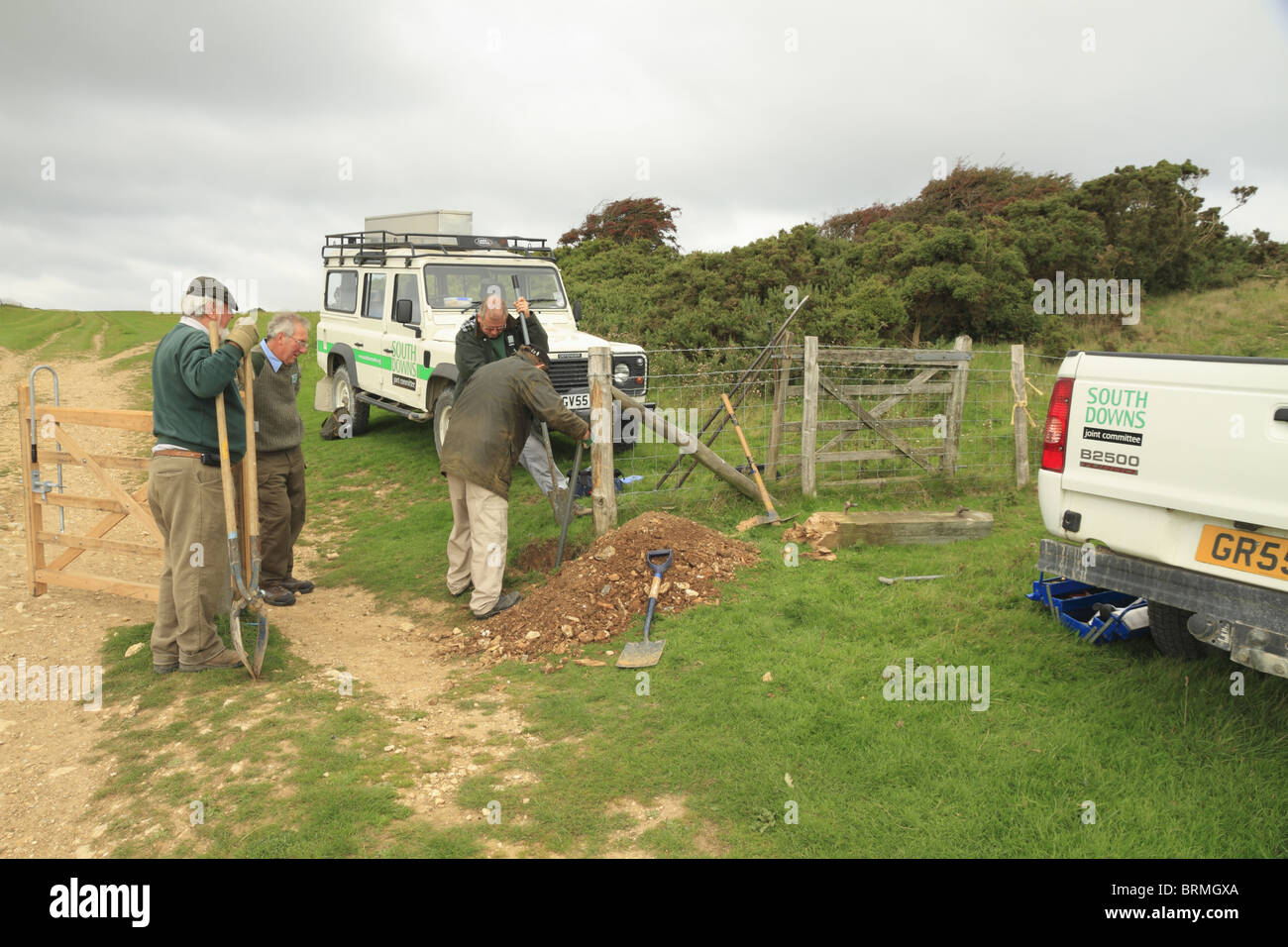 Man digging a hole hi-res stock photography and images - Alamy