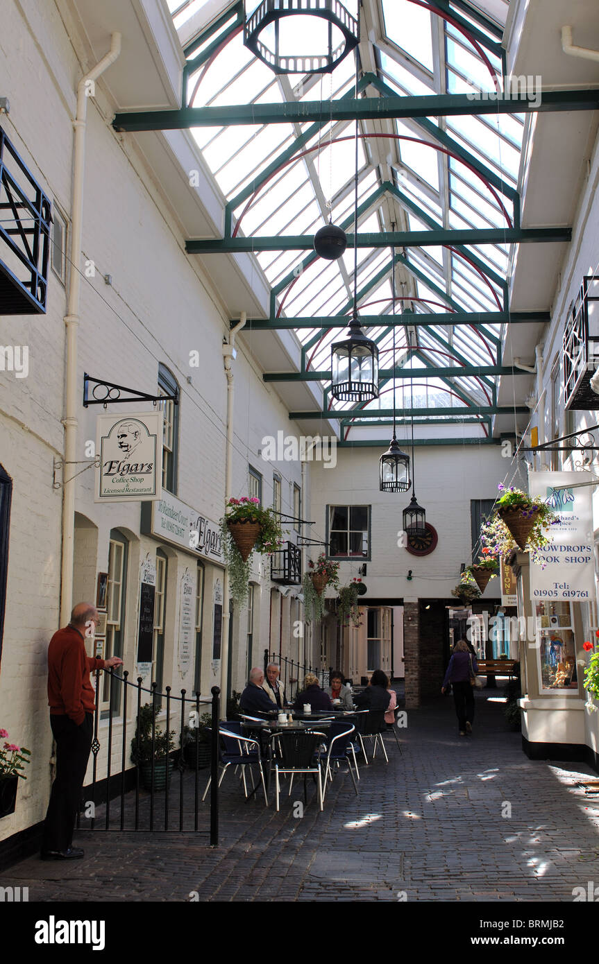 Indoor arcade hi-res stock photography and images - Alamy