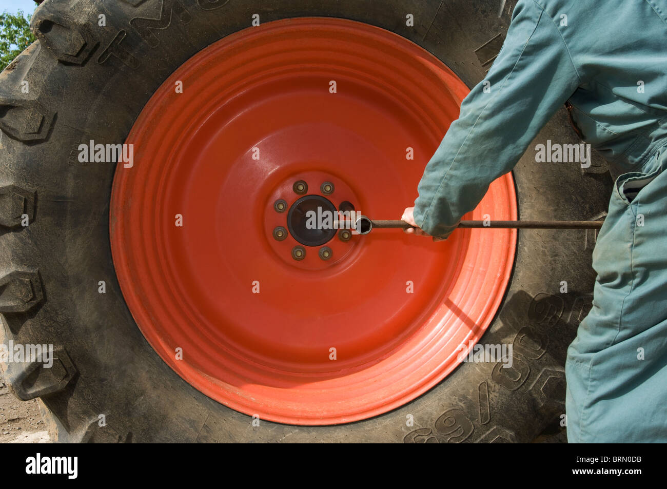 Changing tractor wheel Stock Photo - Alamy