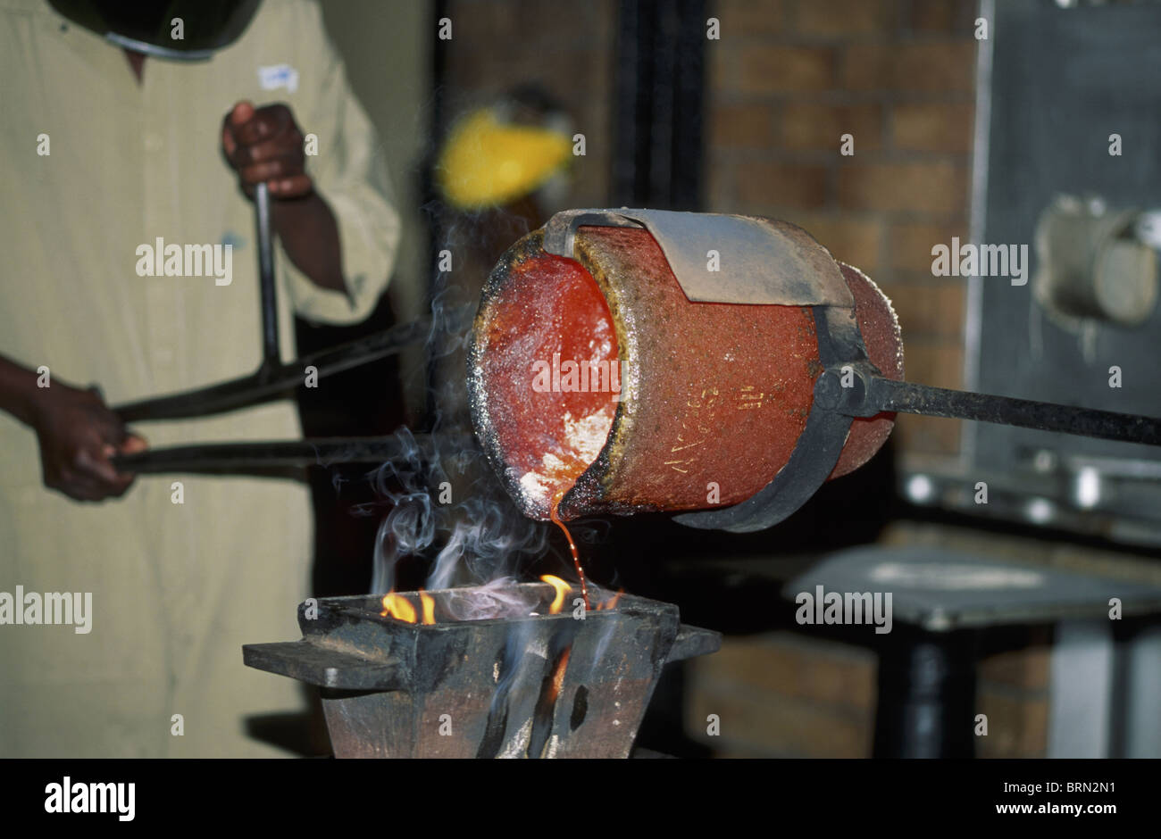Gold molten bar hi-res stock photography and images - Alamy