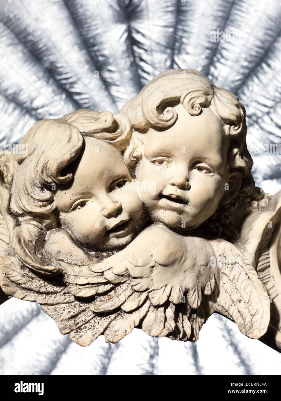 Sculpture two angels hi-res stock photography and images - Alamy