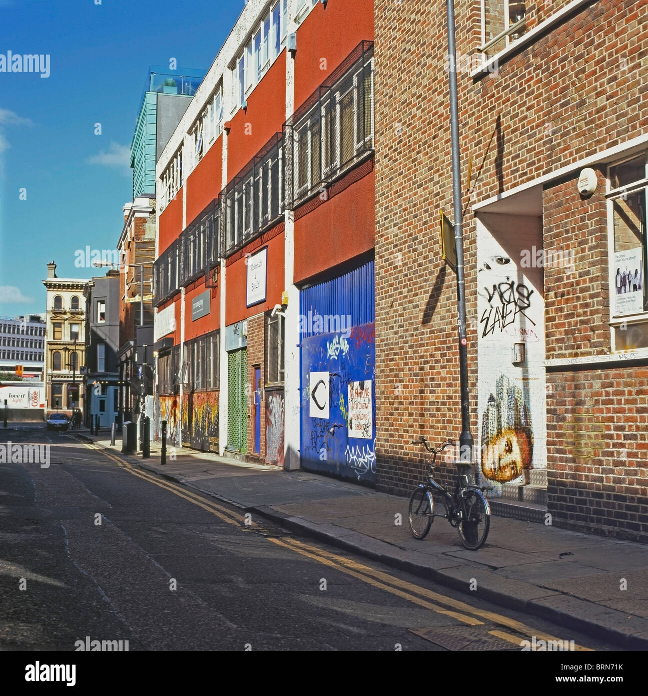 Empty street london hi-res stock photography and images - Alamy