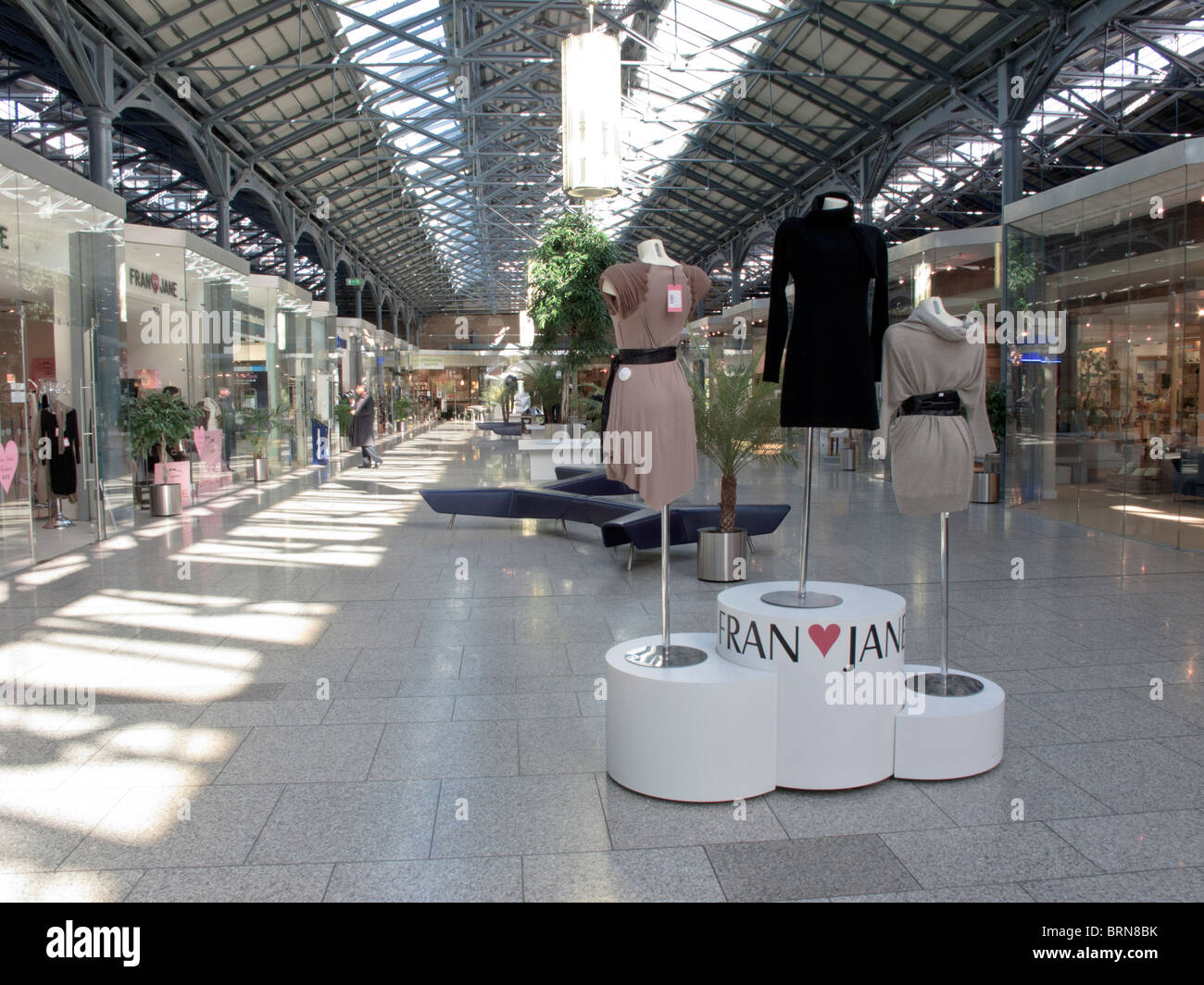 Shopping center centre hi-res stock photography and images - Alamy