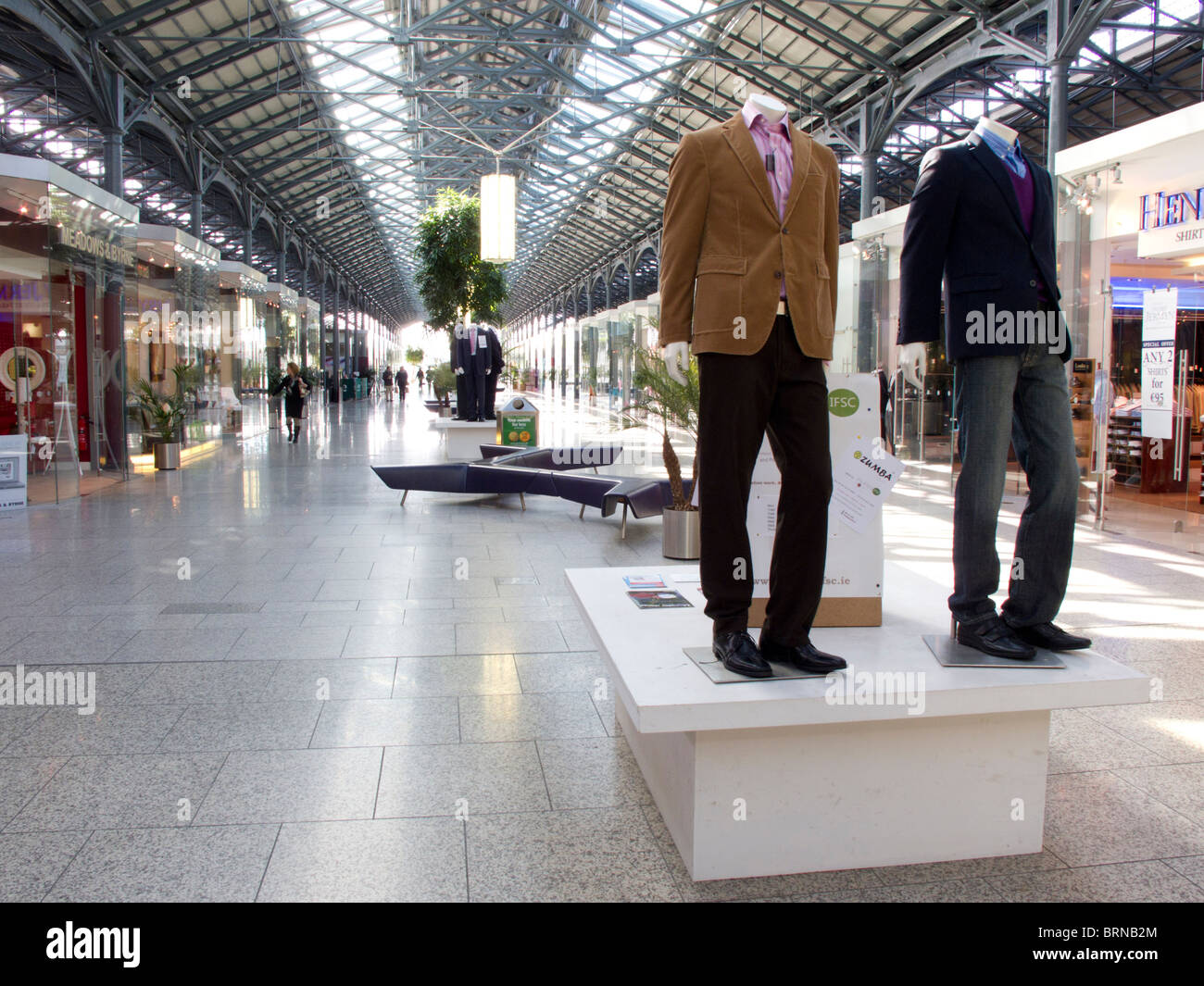 Shopping center centre hi-res stock photography and images - Alamy