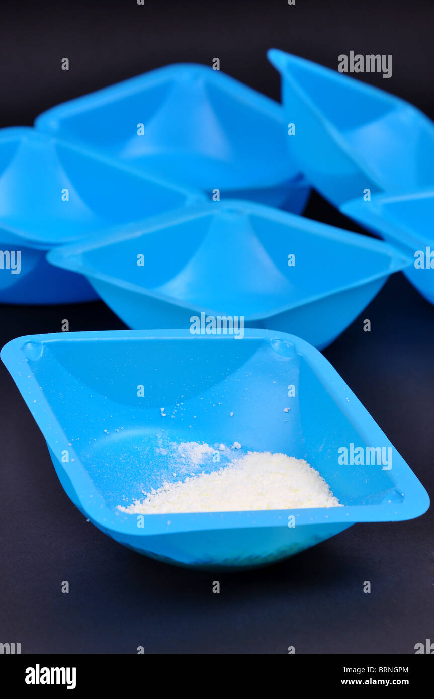 Chemistry drug powder mix hi-res stock photography and images - Alamy