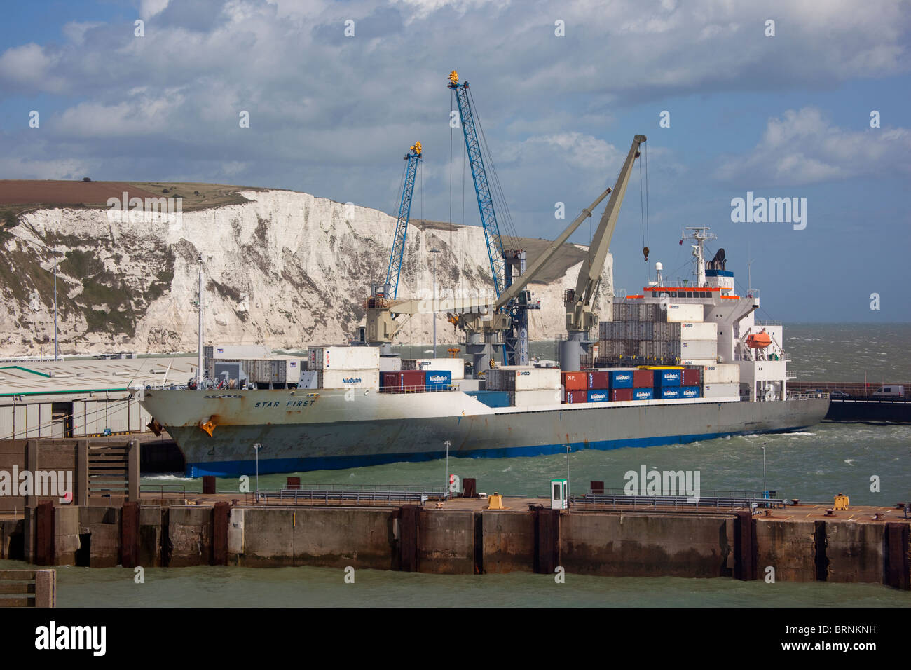Container port uk hi-res stock photography and images - Alamy