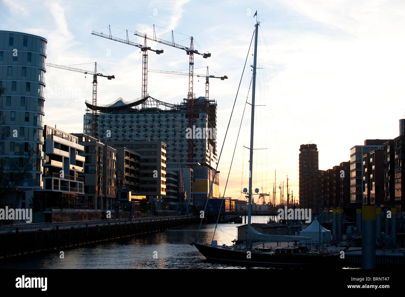 Opera house hamburg hi-res stock photography and images - Alamy