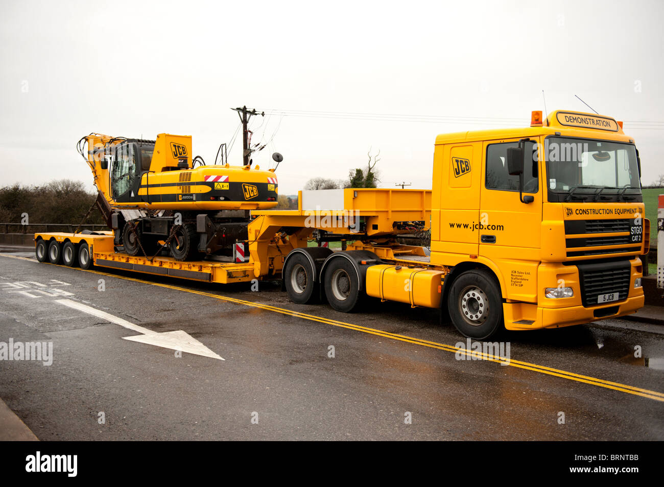 JCB Digger demonstration HGV and trailer Stock Photo - Alamy