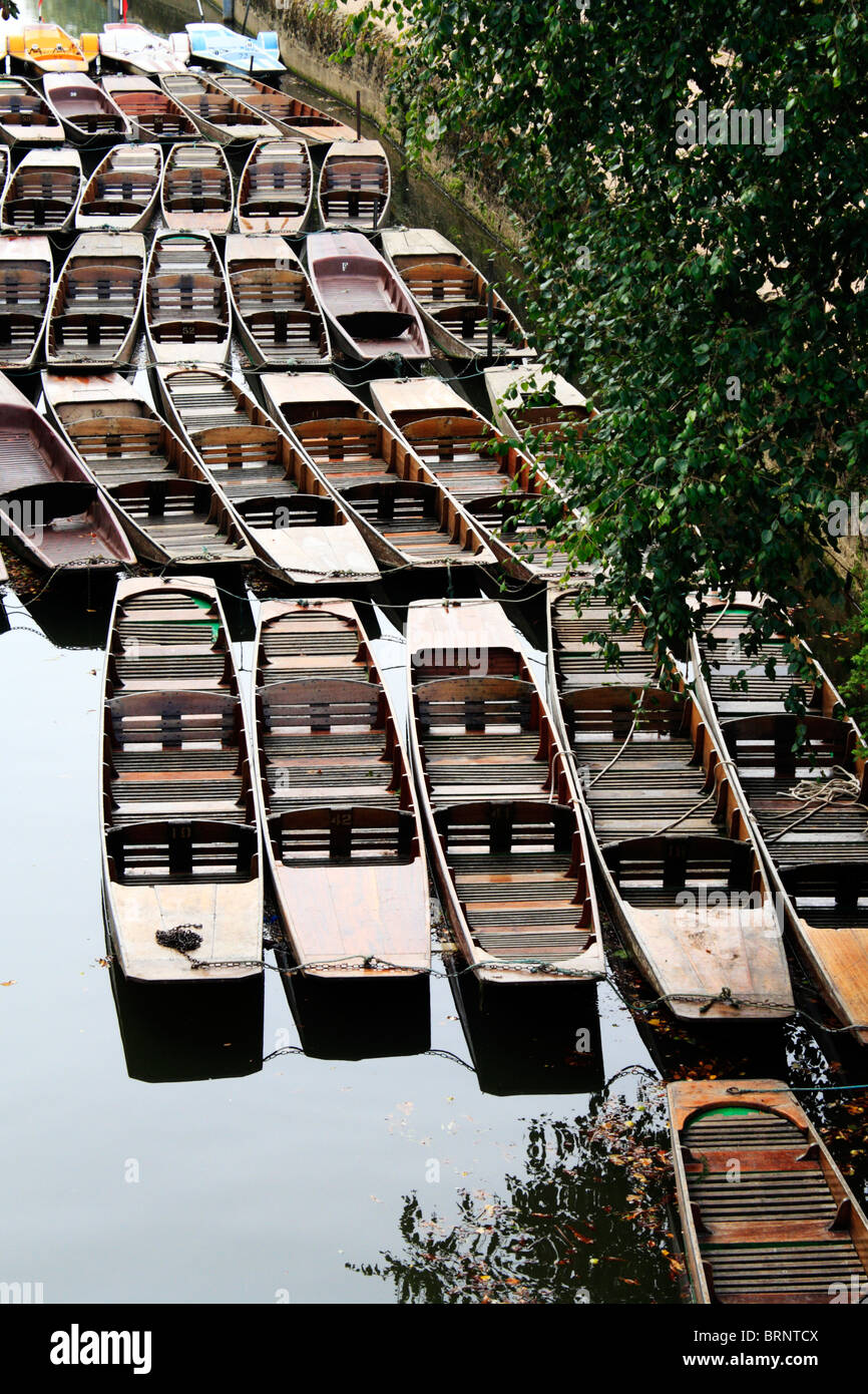 Punts on the River Cherwell at Magdalen Bridge in Oxford, England Stock ...
