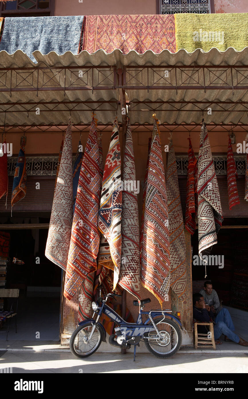 MARRAKESH: CARPETS HANGING IN SHOP FRONT IN CARPET SOUK Stock Photo - Alamy