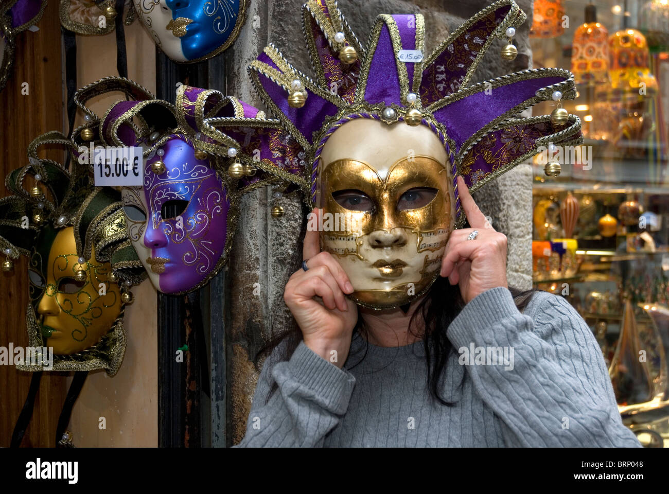 Tourist with a carnival mask at a Venice store Stock Photo - Alamy