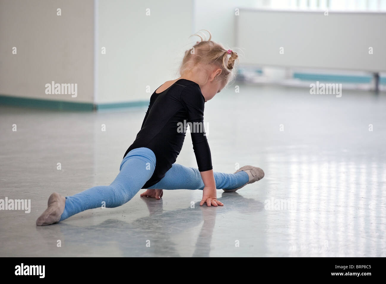 little gymnast girl doing the splits Stock Photo - Alamy little gymnast girl doing the splits Stock Photo - Alamy