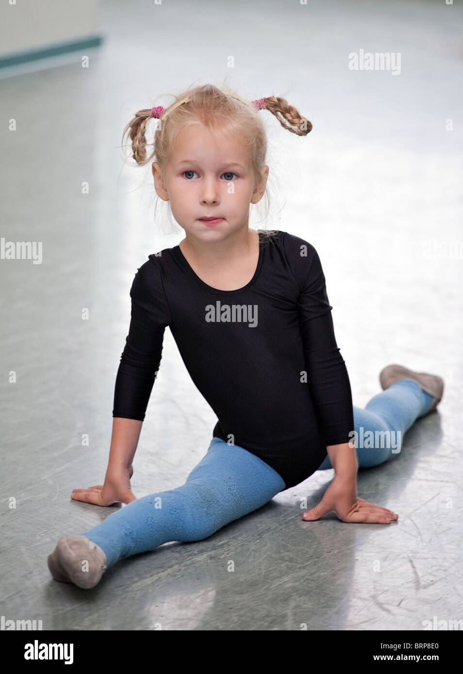 little gymnast girl doing the splits Stock Photo - Alamy