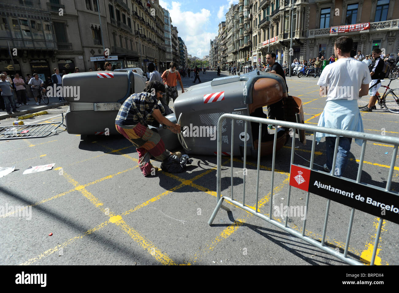 Police pushing hi-res stock photography and images - Alamy