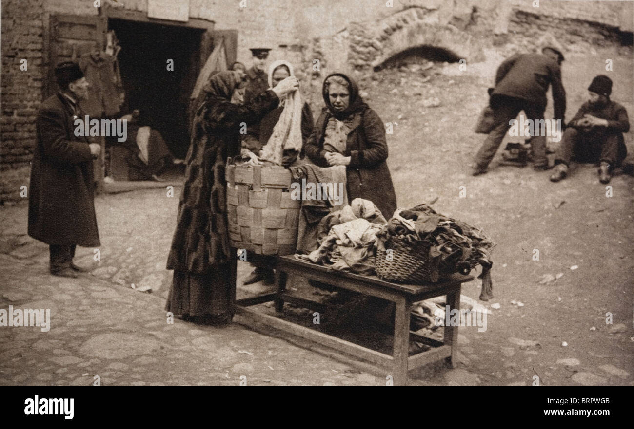 Poor Jews in Vilnius, Lithuania after the First World War, trading in ...