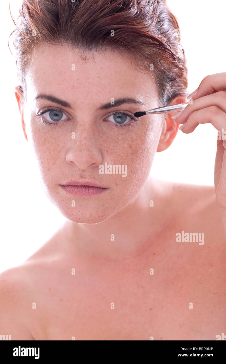 woman applying eyeshadow Stock Photo - Alamy