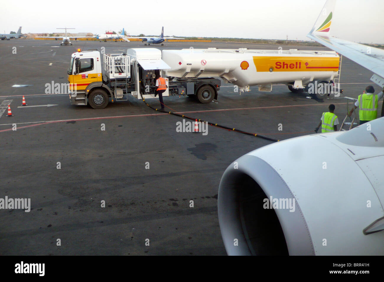 Fuel truck refuelling aeroplane Stock Photo - Alamy