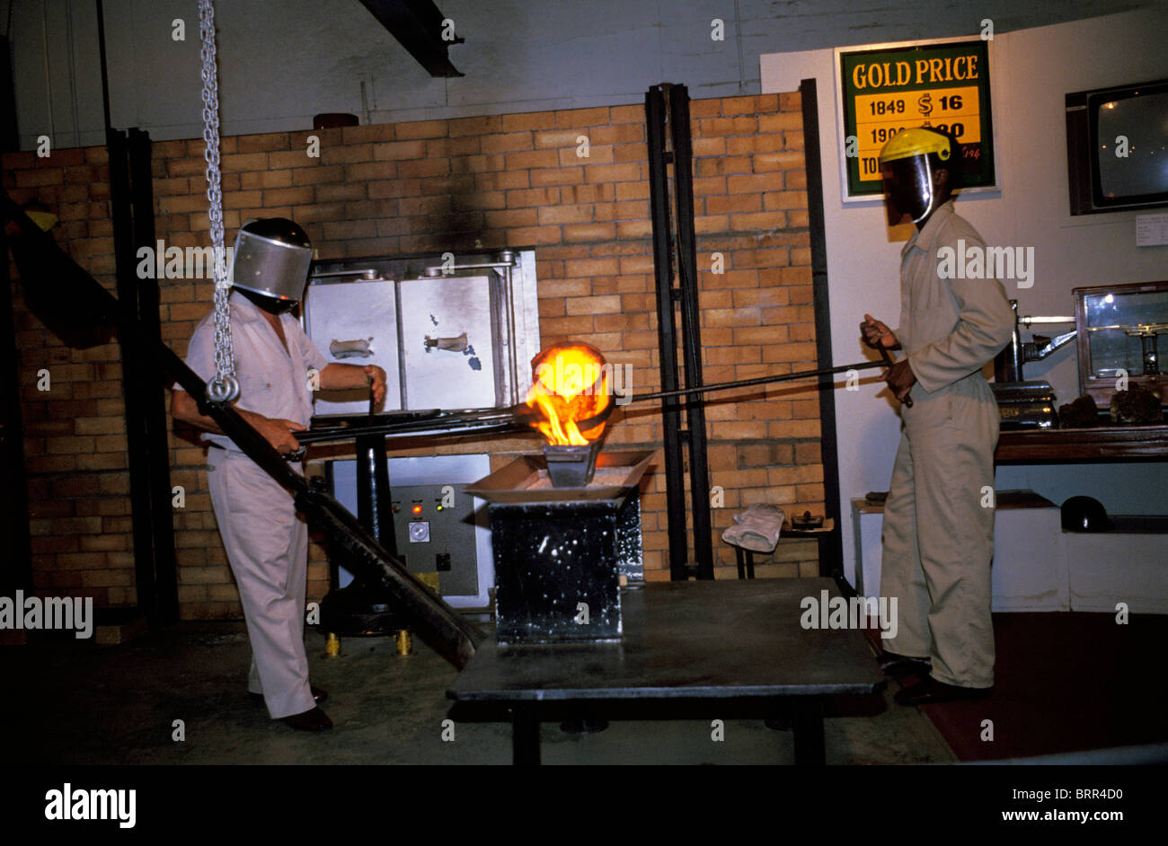 Molten gold poured mould hi-res stock photography and images - Alamy