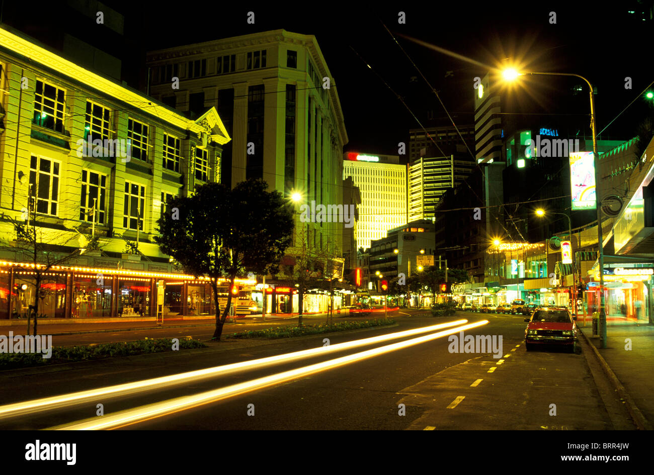 Urban street scene at night hi-res stock photography and images - Alamy
