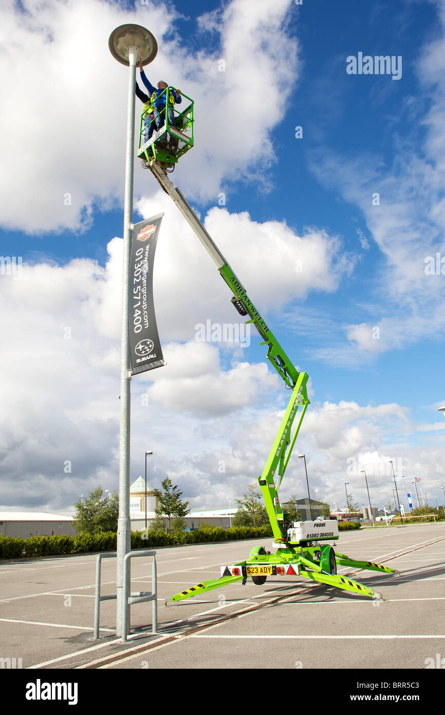 Articulated cherry picker hi-res stock photography and images - Alamy