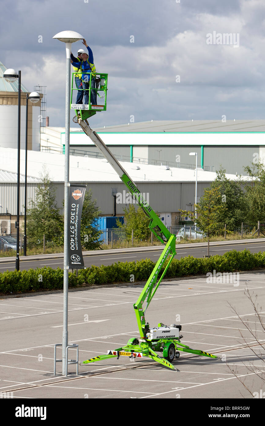 Operatives repair a street light from a cherry picker Stock Photo - Alamy
