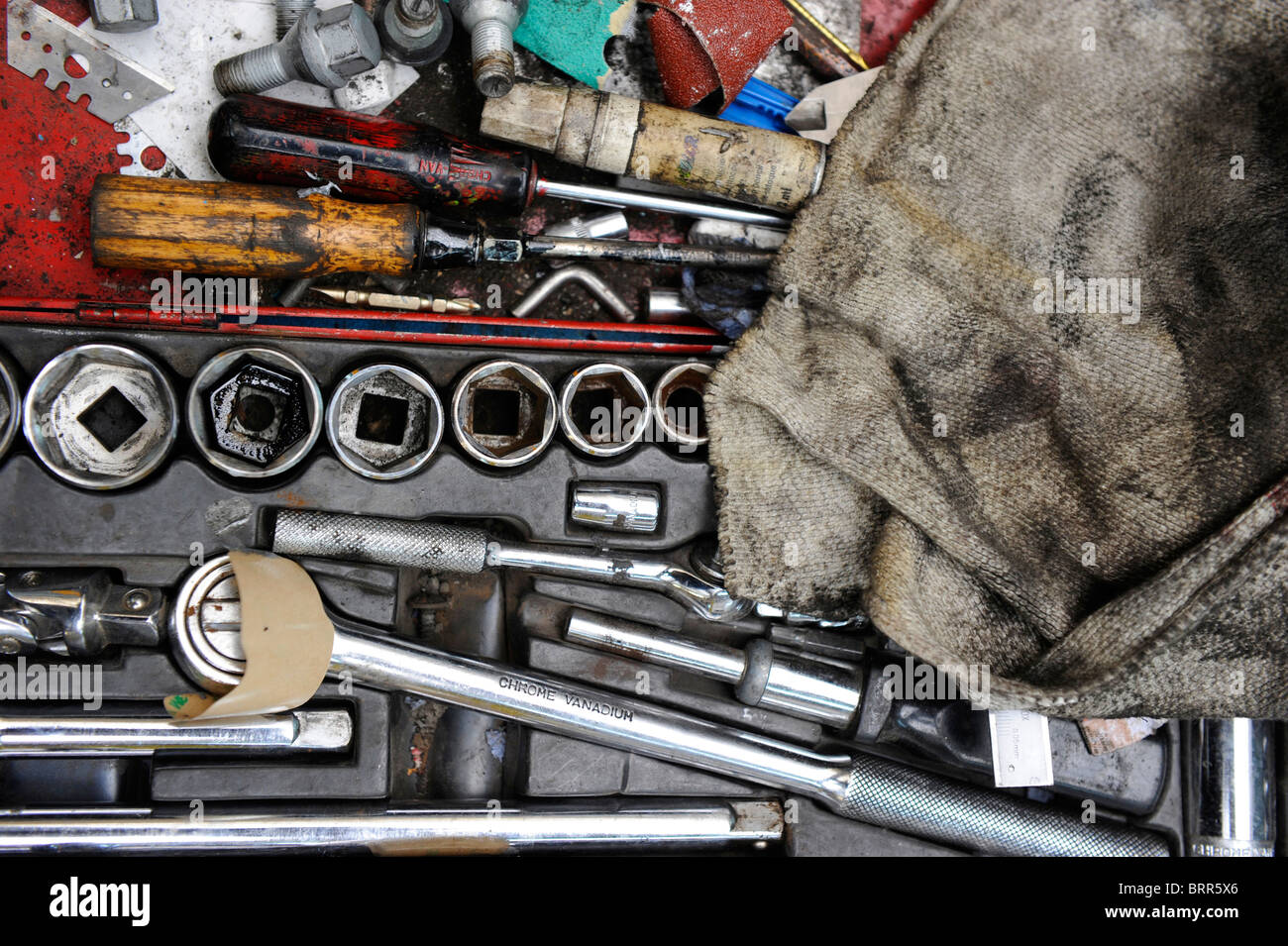 Car workshop with mechanic at work Stock Photo - Alamy